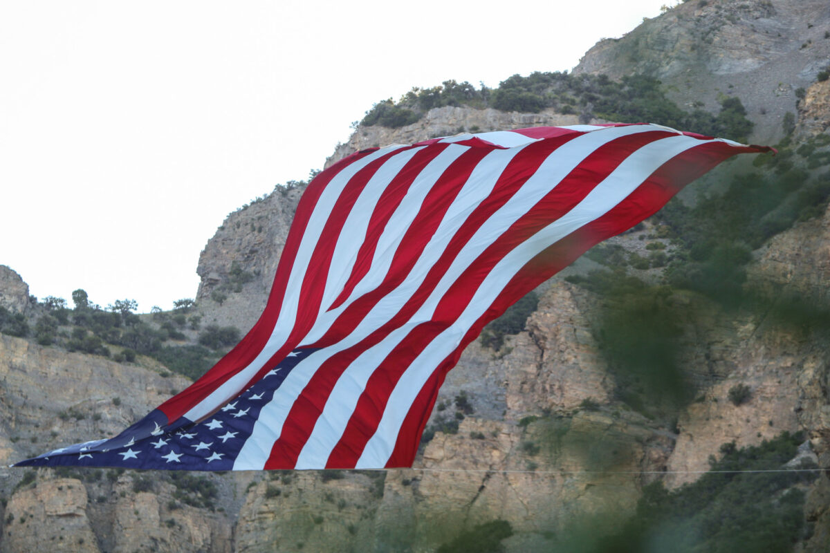 PHOTOS: Celebrants gather in dawn’s early light as flag is strung in ...